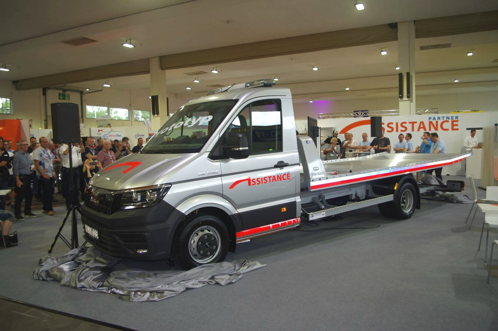 MAN TGE jako pomoc drogowa z hydrauliczną platformą