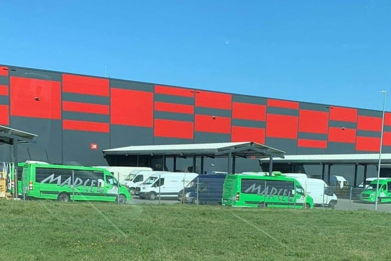 Marcel Bus zamiast pasażerów wozi paczki InPost - sposób na przetrwanie