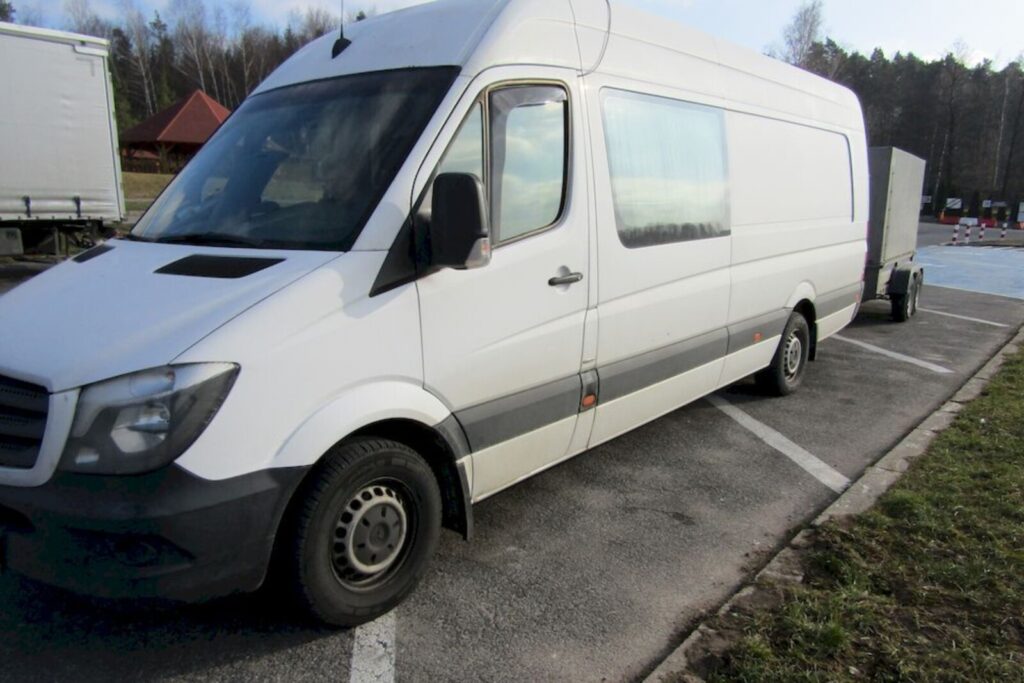 Sprinter z przyczepą na DK 74 - prawo jazdy stracił kierowca i pasażerka