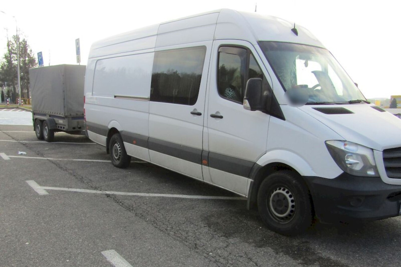 Sprinter z przyczepą na DK 74 - prawo jazdy stracił kierowca i pasażerka