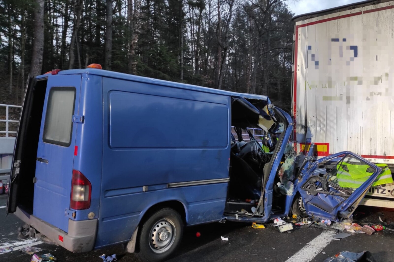 Sprinter uderzył w naczepę. Zmarła 1 osoba a 8 jest rannych