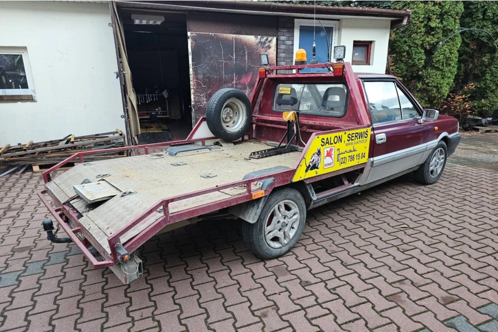 Polonez Truck z najazdem. To nie autolaweta. To motolaweta